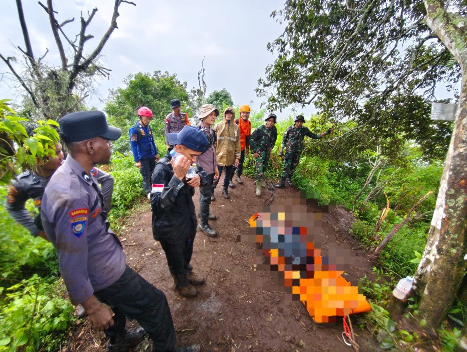 Penuh Perjuangan Polisi Bersama Tim SAR Berhasil Evakuasi Jenazah Pendaki di Gunung Saeng ...